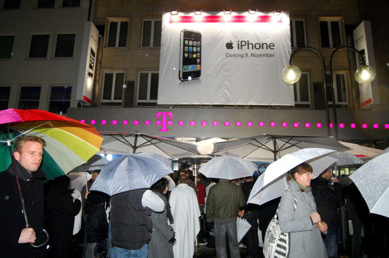 Fans brave rain for European iPhone launch