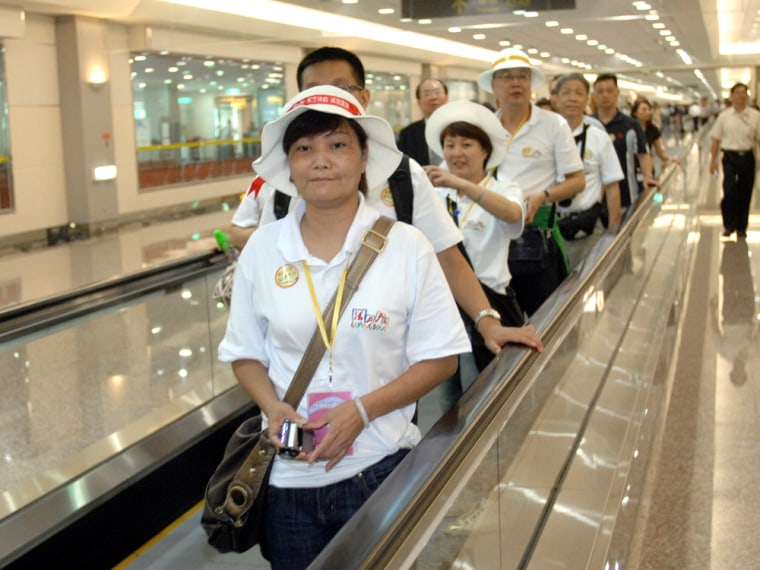 Chinese arrive on historic flights to Taiwan