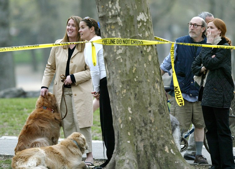 Half-naked couplecause stir up a tree