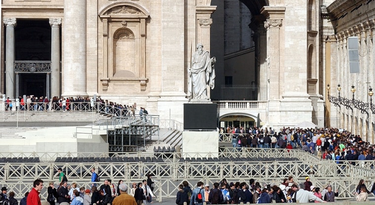 Thousands see pope’s tomb as it opens to public