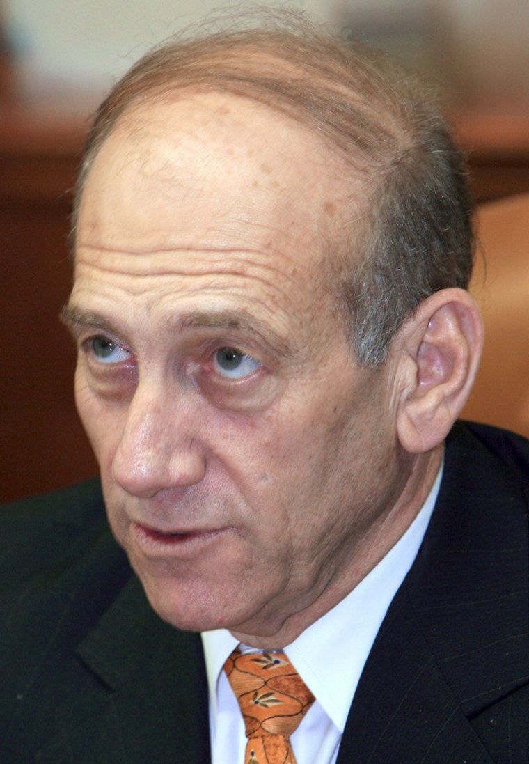 Olmert trying to arrange meeting with Abbas