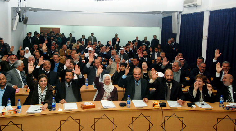 Palestinian unity government takes office