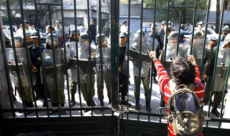Iranian students protest against Ahmadinejad