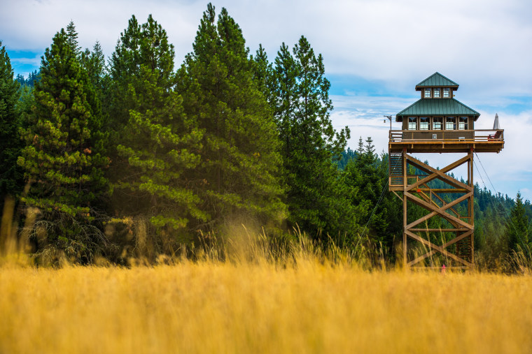 Couple lives in 388-square-foot fire lookout — see inside