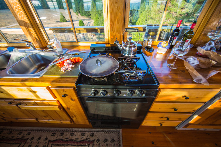 Couple lives in 388-square-foot fire lookout — see inside