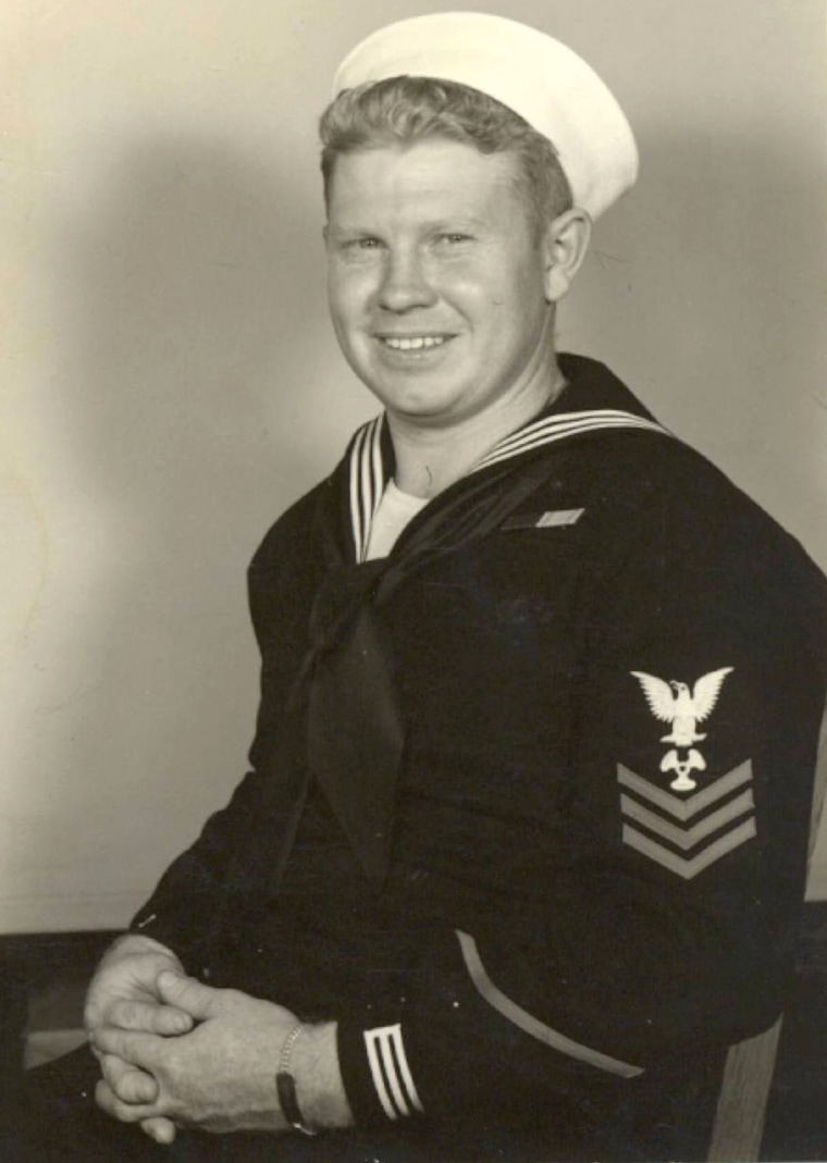 Navy crew sings 'Anchors Aweigh' outside veteran's house in surprise ...