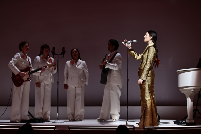 Lorde wore her hair around her neck like a scarf