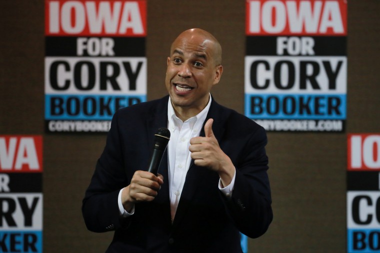 El senador Cory Booker se contagia de COVID-19