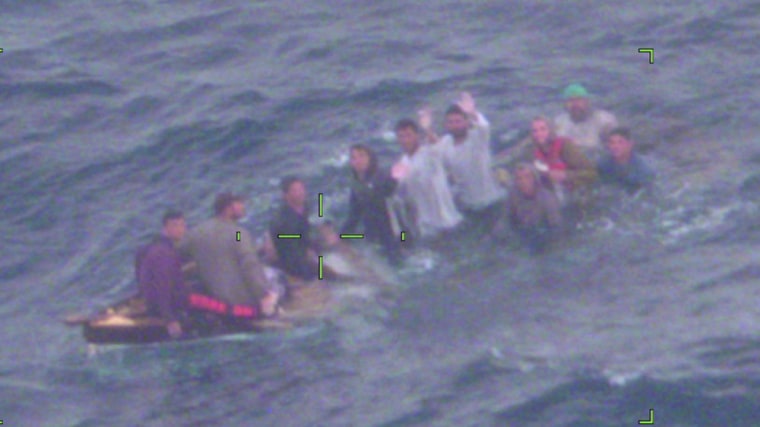 Rescatan a 10 migrantes cubanos que naufragaron en una balsa frente a ...