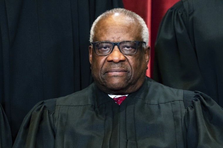 El juez de la Corte Suprema Clarence Thomas es hospitalizado con ...
