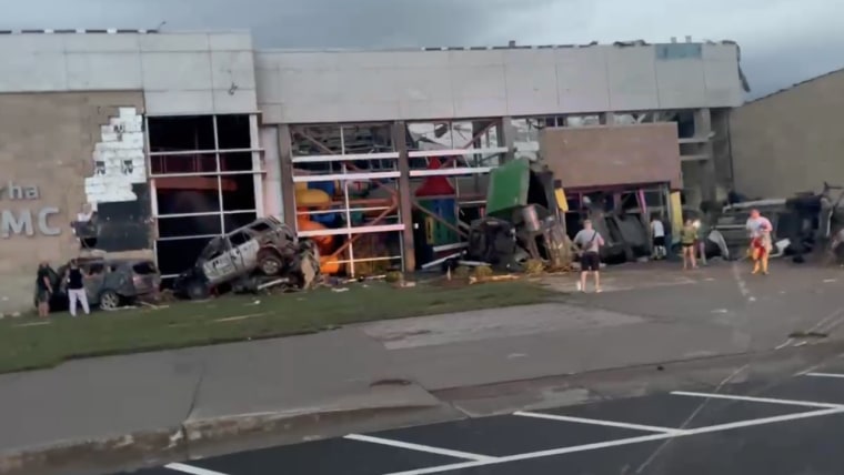 Al menos cuatro heridos y daños en estructuras tras el paso de un ...