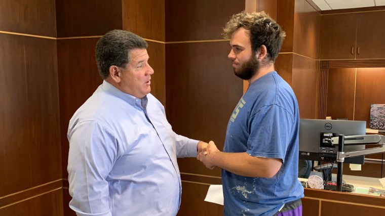 Un joven salva a cuatro niños de una casa en llamas y luego vuelve a ...