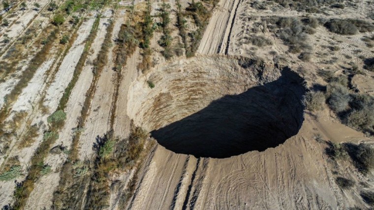 El misterioso socavón gigante que apareció sobre una mina de cobre en ...