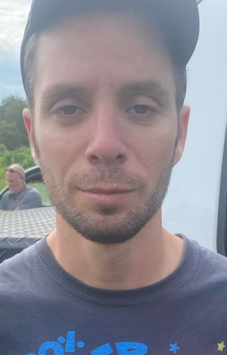 El piloto que amenazó con estrellar un avión robado en un Walmart de ...