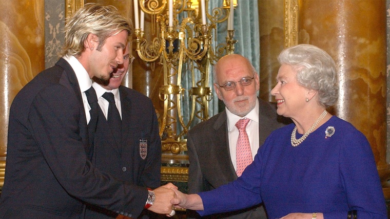 Con lágrimas, David Beckham honra el féretro de la reina Elizabeth