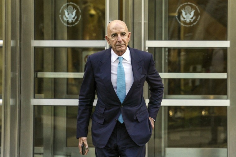 Un jurado absuelve a Tom Barrack, un amigo de Trump acusado de actuar ...