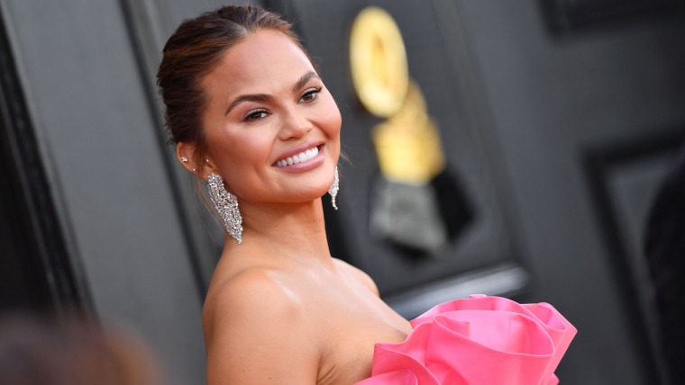 Chrissy Teigen alude a 'Sports Illustrated' su broma de embarazo