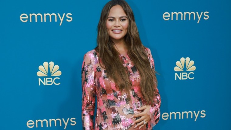 Chrissy Teigen ironiza sobre comentarios por su tercer embarazo