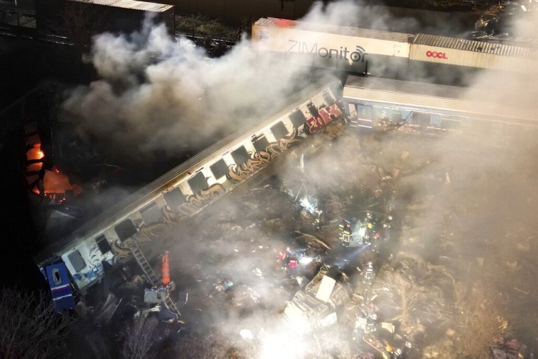 Al menos 43 muertos y decenas de heridos en Grecia por un brutal choque de trenes