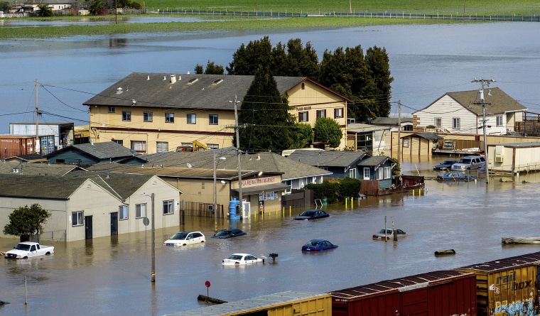 La ruptura de un dique seco en el río Pájaro inunda una comunidad ...