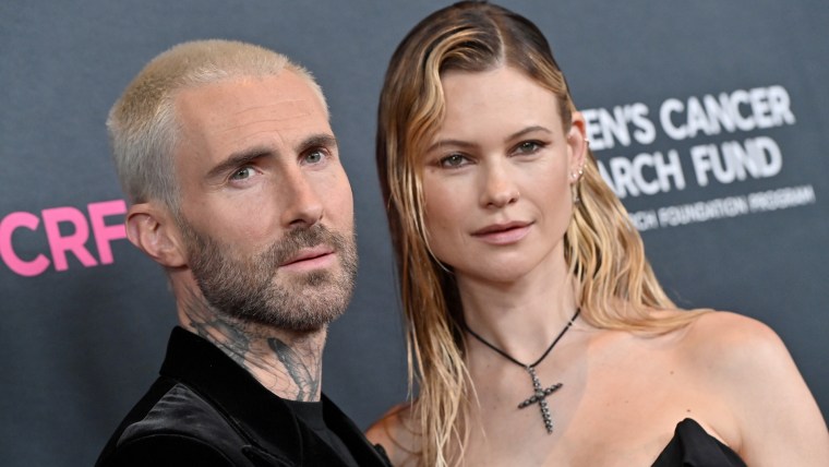 Behati Prinsloo enseña imagen de su tercer bebé con Adam Levine