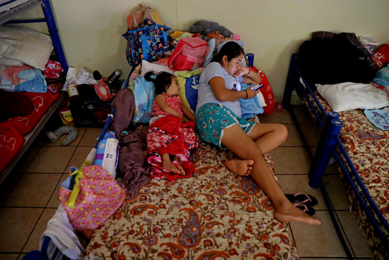 “Uno puede pasar hambre y frío, pero los hijos no”: las fotos de los ...