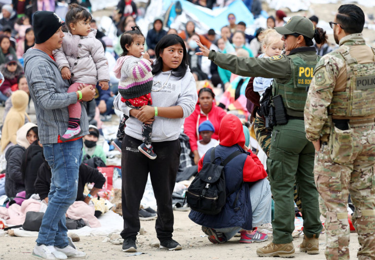 EE.UU. liberó a más de 2,500 inmigrantes sin fecha de corte luego de la ...