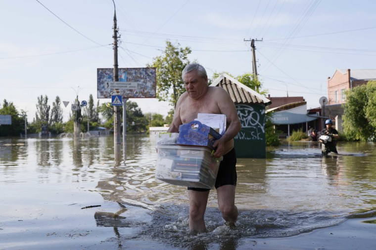 Ukraine dam destruction: Thousands flee as flooding continues