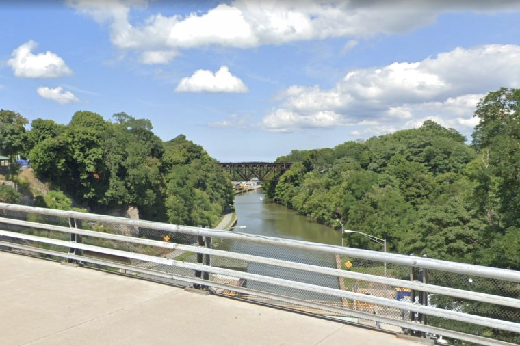 Un bote turístico con 36 personas a bordo vuelca en Lockport, Nueva York