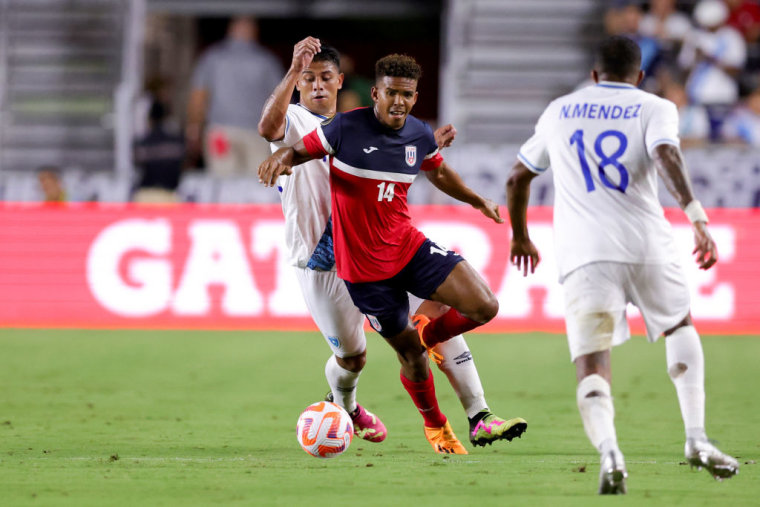 Cuatro futbolistas abandonan la delegación de Cuba en Copa Oro Cuatro futbolistas abandonan la delegación de Cuba en Copa Oro