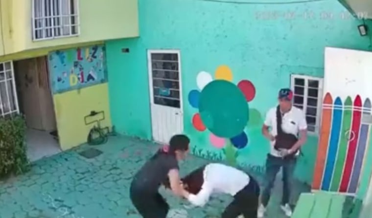 Graban A Un Padre Y A Una Madre Golpear A Una Maestra Delante De Su