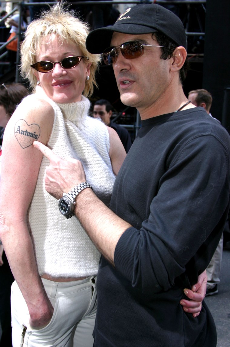 Melanie Griffith luce nuevo tatuaje con el nombre de sus hijos