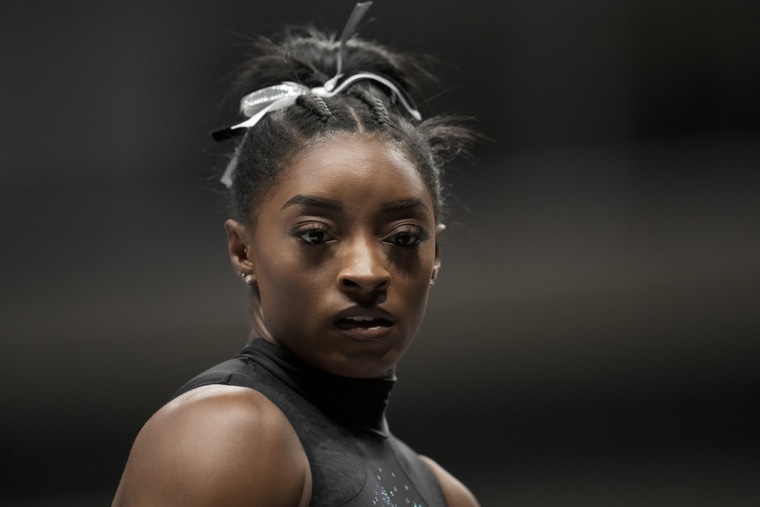 Simone Biles hace historia al ganar su octavo campeonato de gimnasia de ...