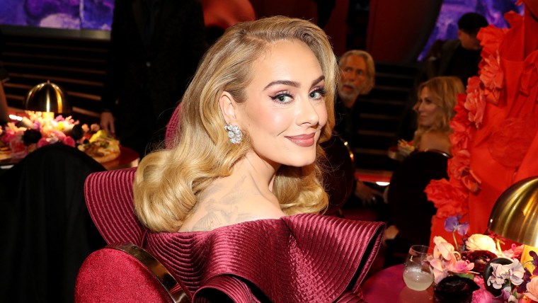 Adele se emociona y llora en pleno escenario al ayudar a pareja