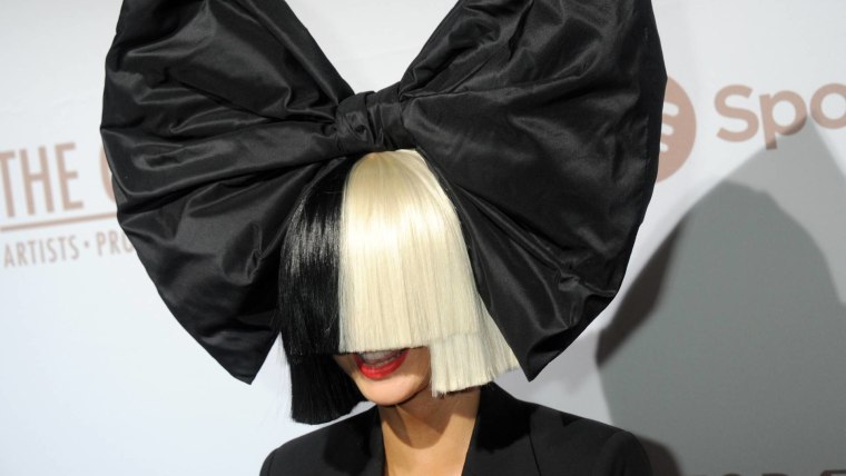 Sia reveló que estuvo tres años en cama por depresión Sia reveló que estuvo tres años en cama por depresión