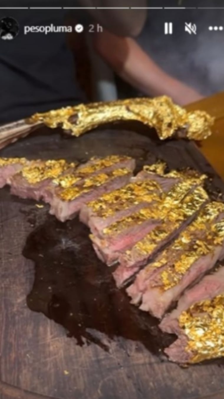 Peso Pluma se da el lujo de comer un filete bañado en oro