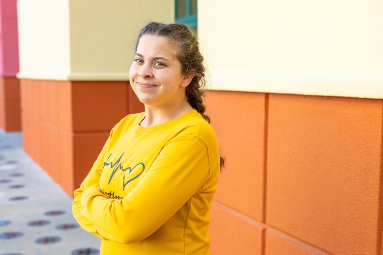 Esta adolescente latina empezó a arrastrar una pierna camino de la ...