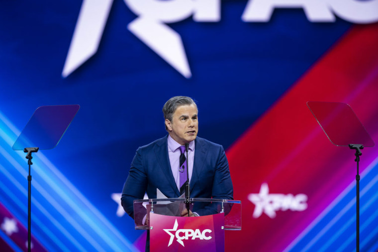 ¿Un co-conspirador haciendo preguntas durante el debate? Su nombre es ...