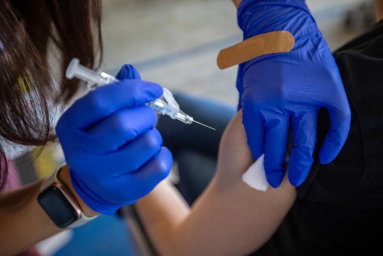 Un hombre recibe más de 200 vacunas contra el COVID-19 y el resultado ...