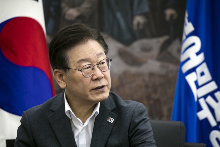 Apuñalan al líder de la oposición en Corea del Sur, Lee Jae-myung