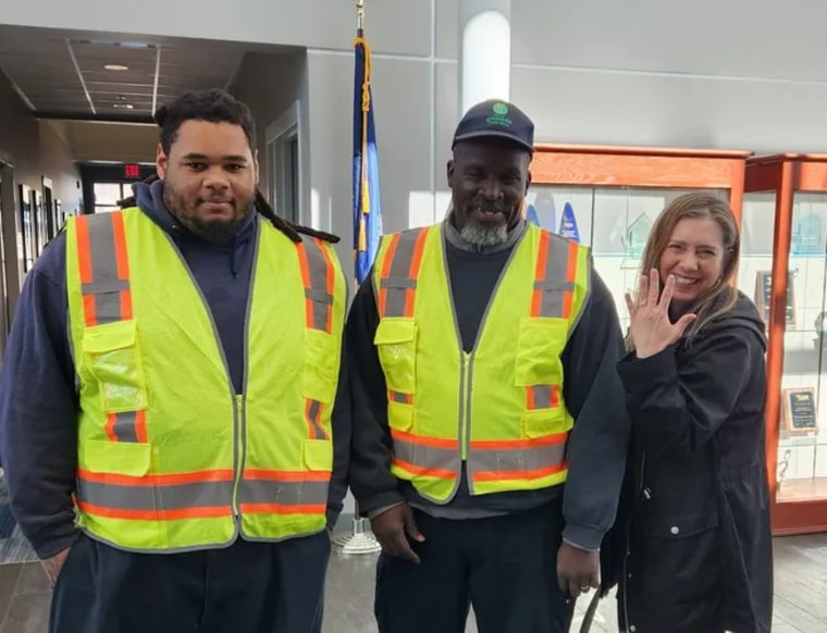 Una mujer pierde su anillo de bodas en la basura y logra recuperarlo ...