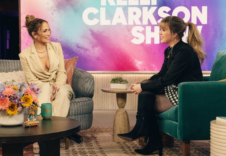 Jennifer Lopez Tells Kelly Clarkson She's One Of Her Favorite Singers Ever