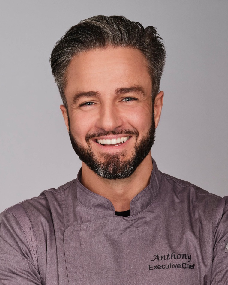 'Vanderpump Villa' Trailer: See Lisa Vanderpump's French Estate Staff ...