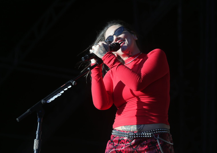What Happened At Elle King’s Dolly Parton Tribute? Controversy Explained