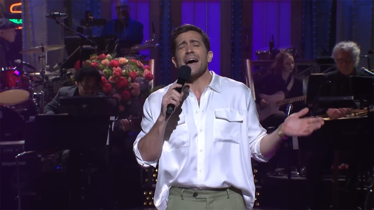 Jake Gyllenhaal Performs Boyz II Men’s ‘End Of The Road’ on ‘SNL’