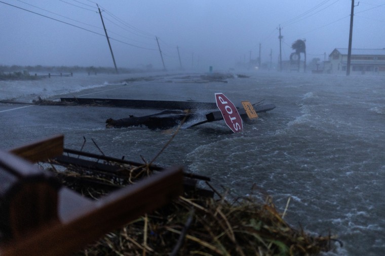 Beryl se debilita tras tocar tierra en la costa de Texas como huracán ...
