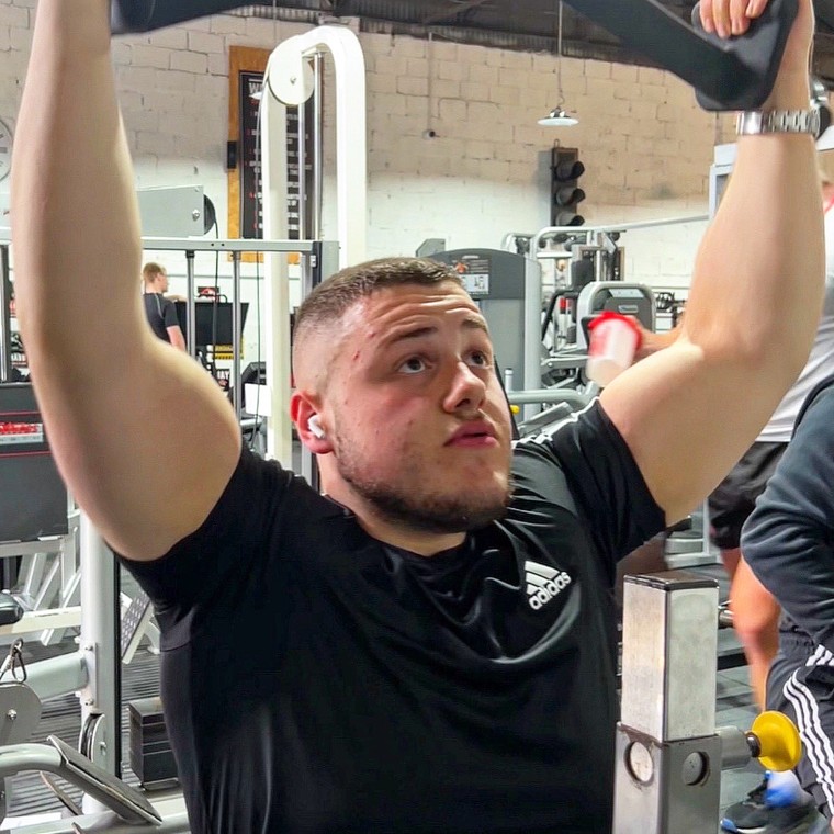 Adolescente pierde 200 libras por sí solo y comparte consejos