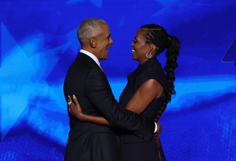 Los Obama apoyan a Harris en el segundo día de la Convención Demócrata ...