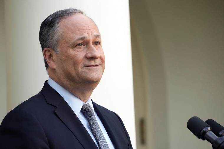 Doug Emhoff reconoce haber tenido una aventura durante su primer matrimonio