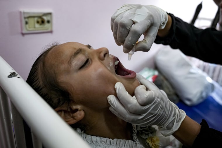 Inicia la campaña de vacunación contra la polio a menores en Gaza, un ...